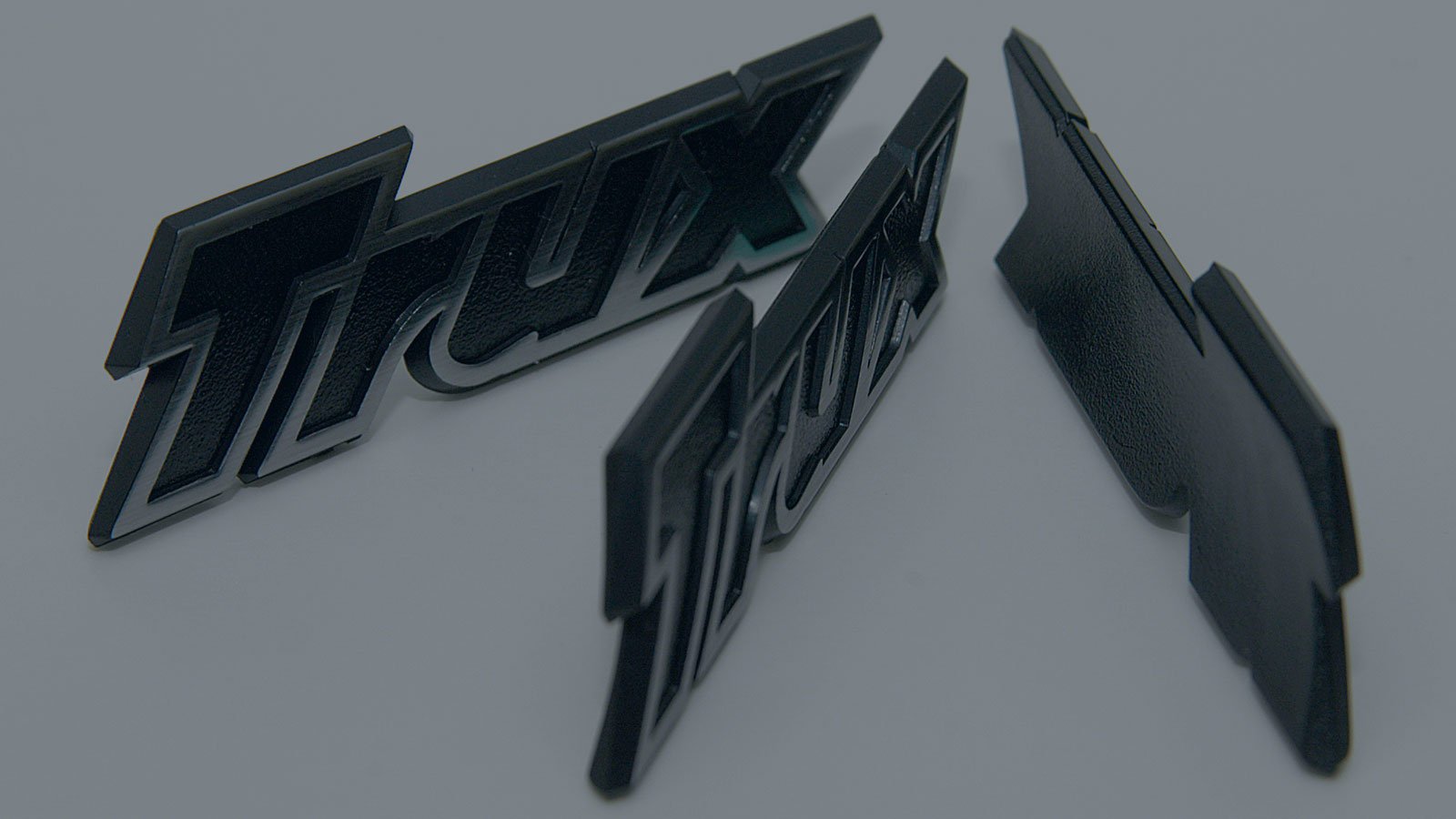 Formsprutade emblem – av formsprutad ABS- och PC-plast – Stalama AB